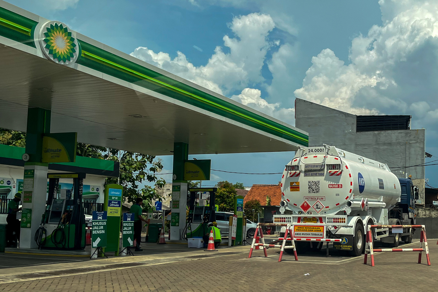 Usai Pertamax melonjak, BBM swasta ikut naik: harga BP 92 tembus Rp 16. ...