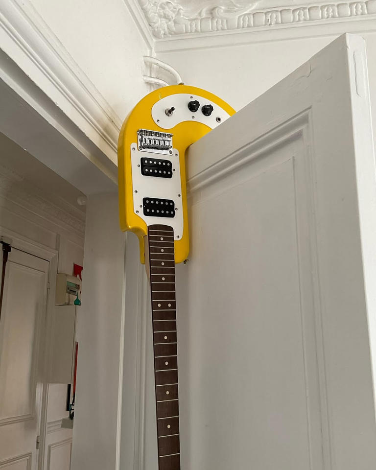 Unik! Desainer ini rancang gitar dengan bentuk playful