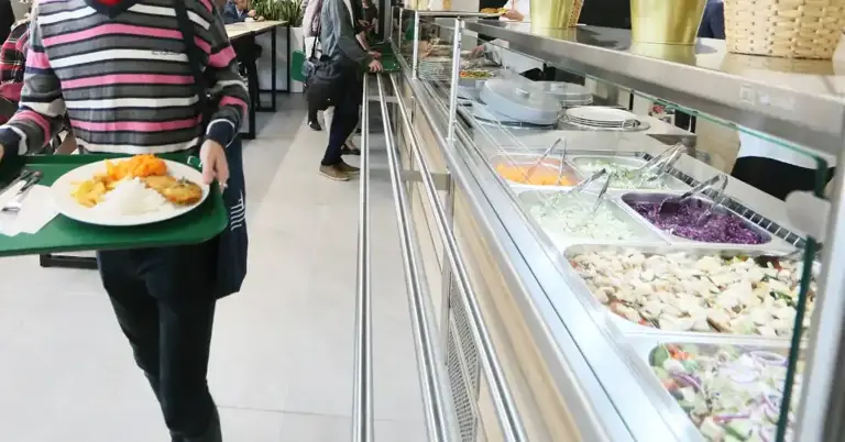 Obiecali tanie obiady dla studentów. Resort ujawnia realia