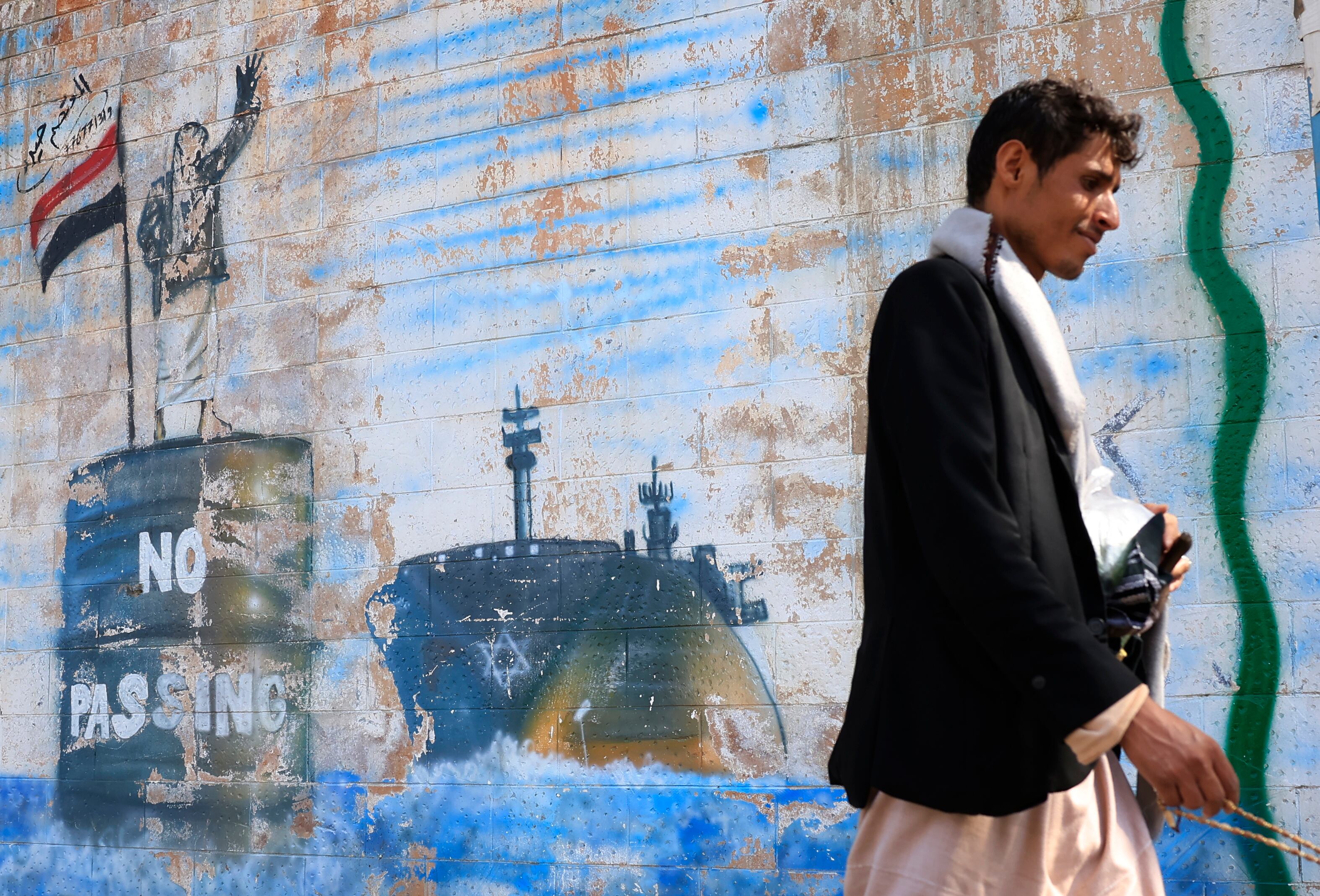 Guards on cargo vessel fight off attack from small boat near Yemeni coast