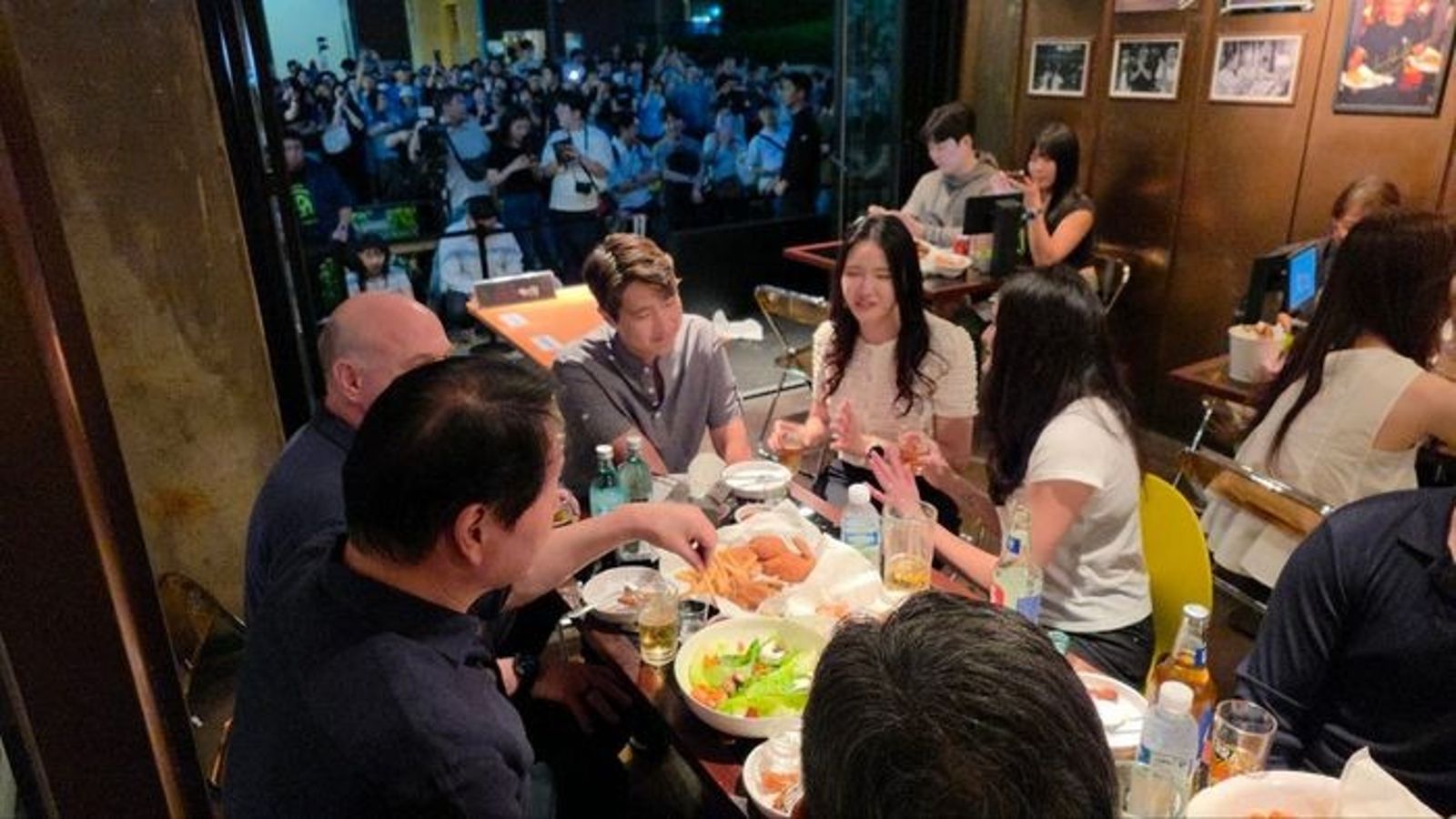 黃仁勳女兒「團聚SK千金」吃炸雞! 另一半護花 兩大AI公主私交曝光