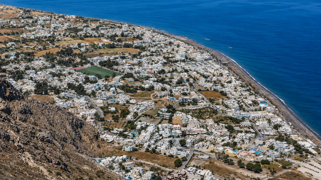 Kamari, em Santorini, fica impressionante nesta vista costeira