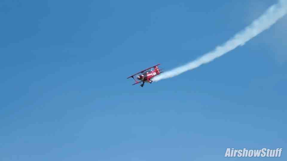 Watch the Northern Stars Aerobatic Team slice through Oshkosh