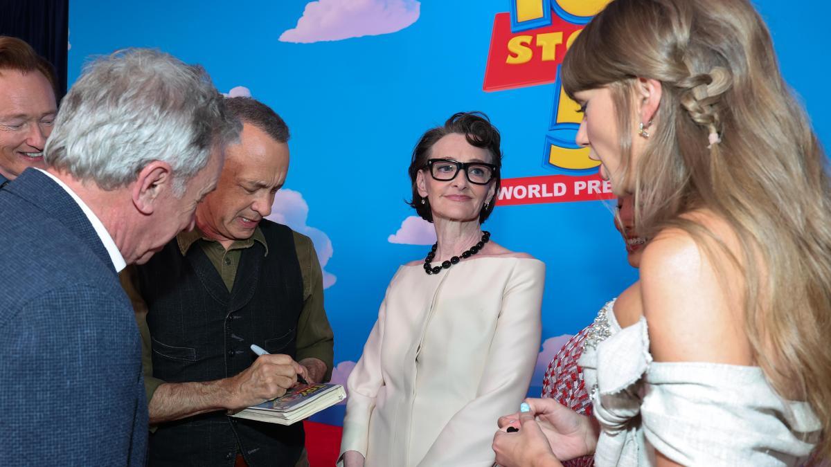 Taylor Swift sorprende en el estreno de 'Toy Story 5' cantando 'Hay un ...