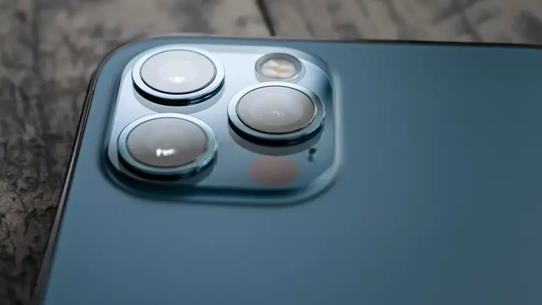 Uvidíme s iPhonem za roh? Experti z MIT ukázali, jak se dá z ...