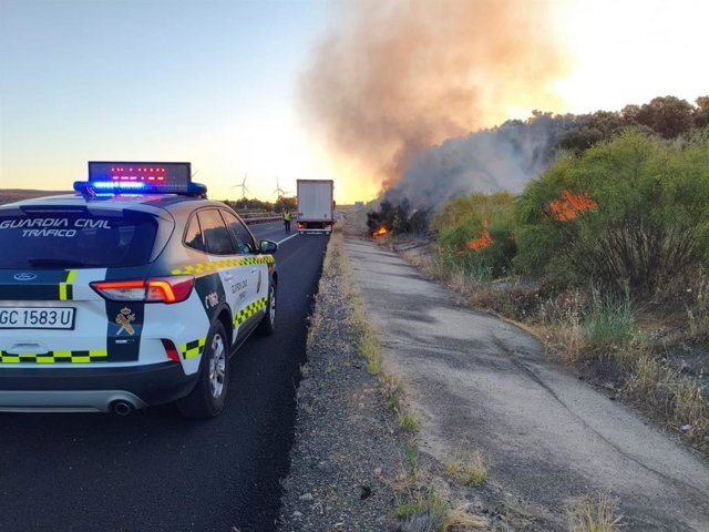 Cortan un carril en la A-66 en Cañaveral por varios focos de incendio ...