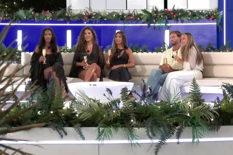 Are the Love Island cast allowed books in the villa?