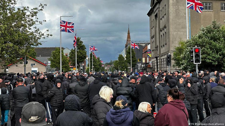 Northern Ireland: Anti-immigrant riots erupt in Belfast after stabbing