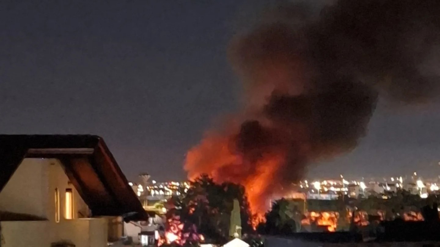 In fiamme il campo rom di Napoli, l’incendio nella notte: lunga colonna ...