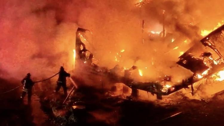 Zionsville crews battle early morning mobile home fire
