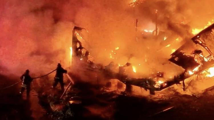 Zionsville crews battle early morning mobile home fire