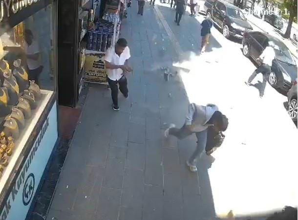 Binadan beton parçaları koptu! Vatandaşlar son anda kurtuldu