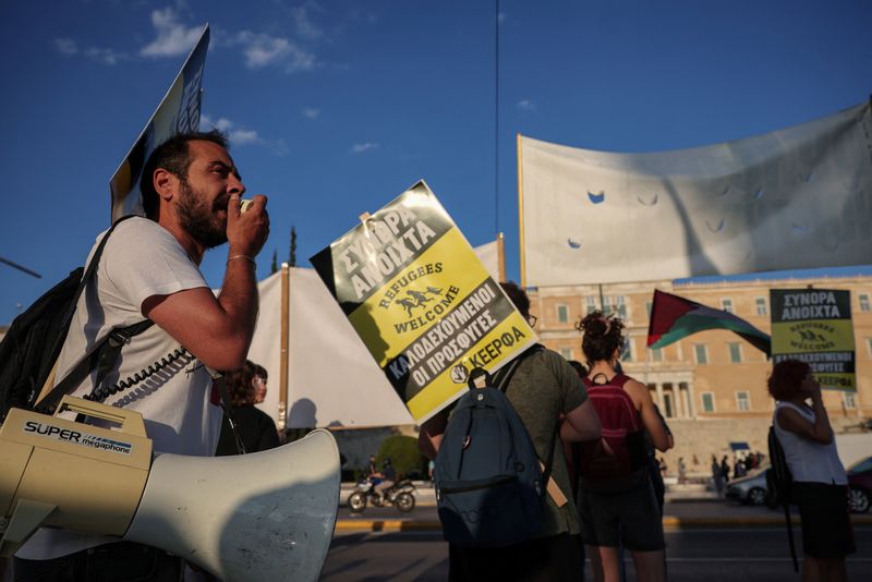 Greece approves quicker migrant returns, aims to set up return hubs