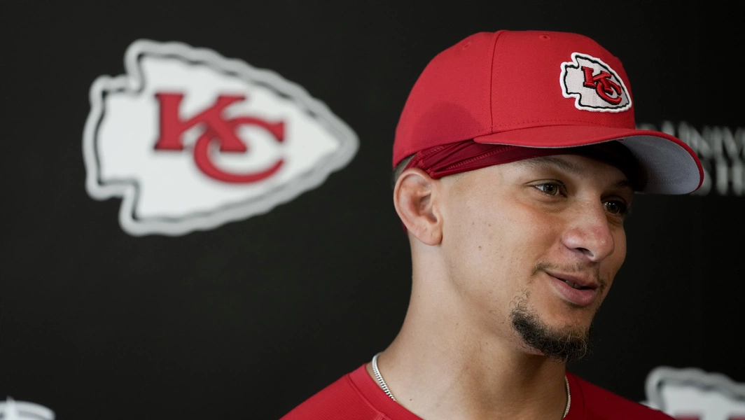 Mahomes shows progress but limits remain in Chiefs minicamp
