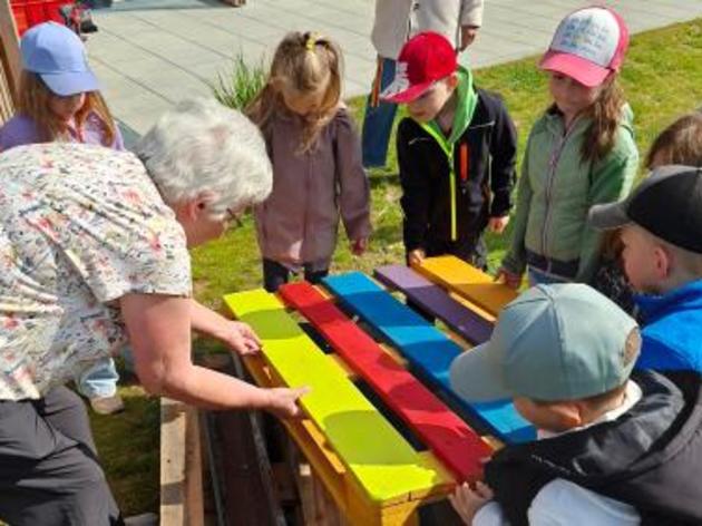 Die Wurzel-Purzel-Kinder in Penzing bauen eine Regenbank