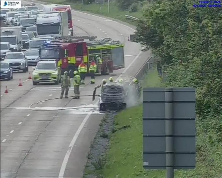 M25 chaos: Major motorway closed after huge car fire as drivers face 10 ...