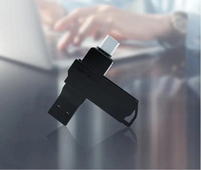 約20gで高速1050MB／sとType-A／Cに対応、手のひらサイズのSSD「Revolve R10 mini」