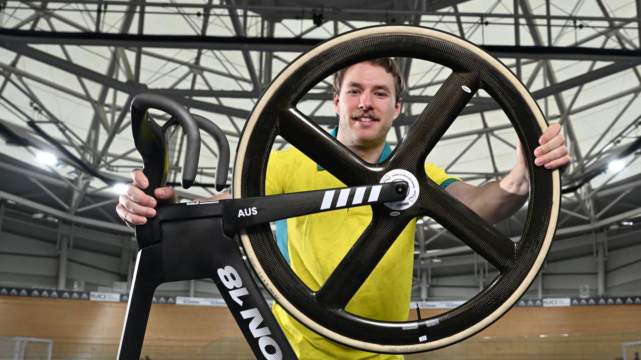 'Smash him': defection spices up Ashes velodrome battle