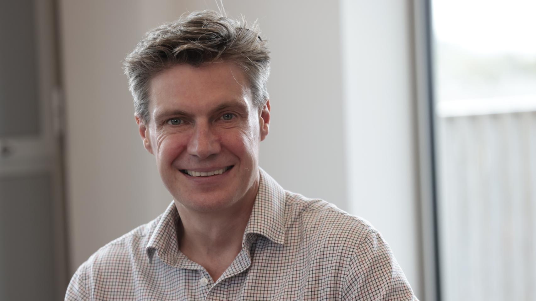 Paul Goldsmith, neurólogo: "El cerebro sigue respondiendo a correos ...