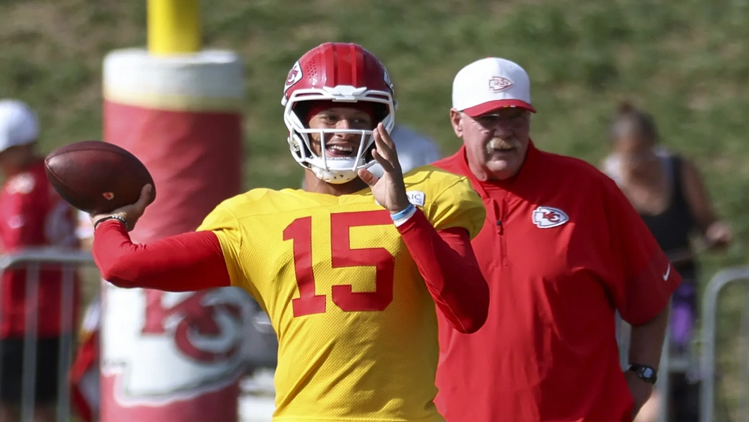 Mahomes shows progress but limits remain in Chiefs minicamp