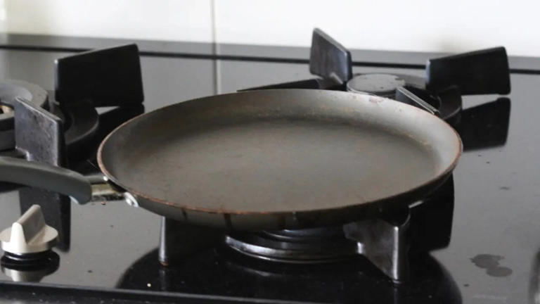 Don't have a non-stick pan? 5 easy steps to make your iron tawa non ...
