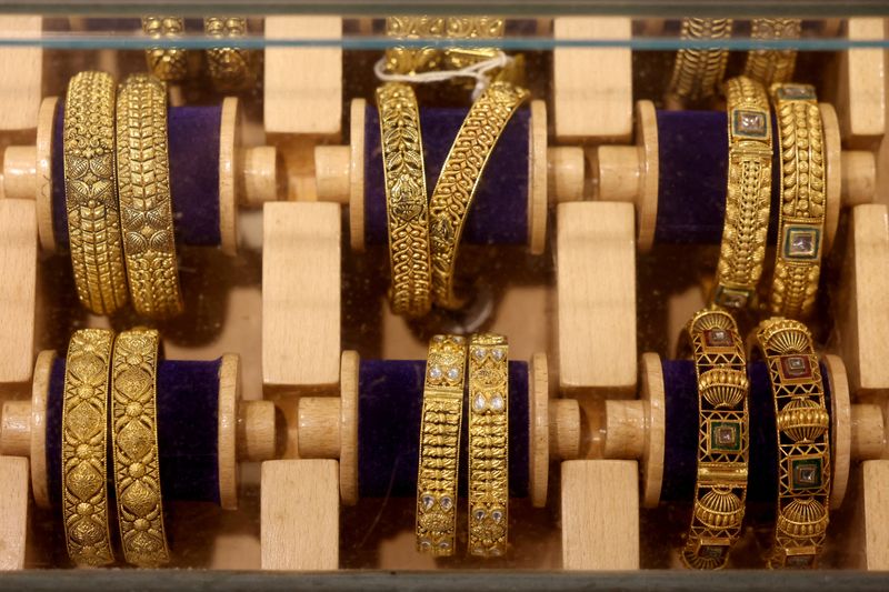 Indian gold falls below pre-duty-hike levels as overseas prices drop