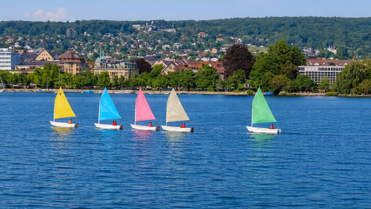 Crociera sul lago di Zurigo con vele colorate e viste sulle colline