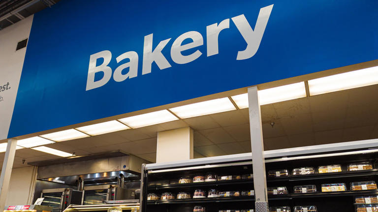Sam's Club's new cake slices have shoppers flocking to the bakery