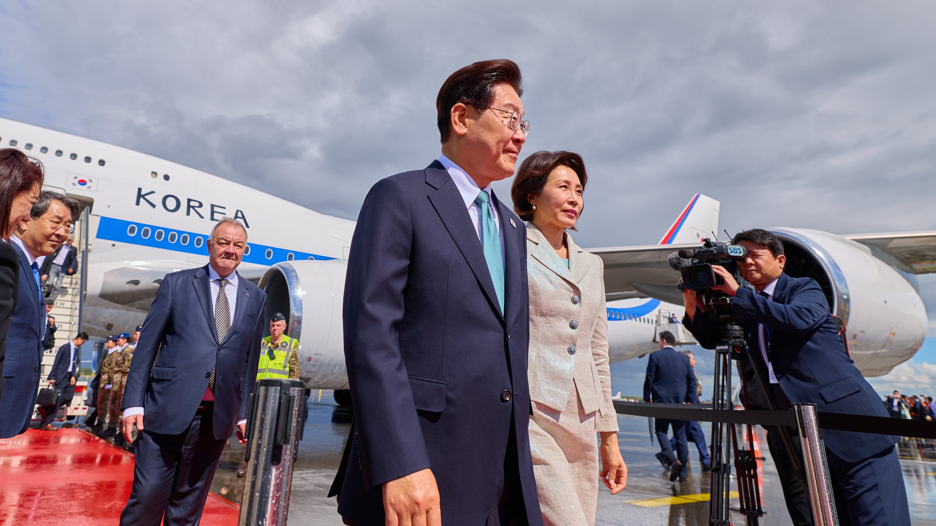 Lee’s approval rating drops 9.4 points to 50.4%