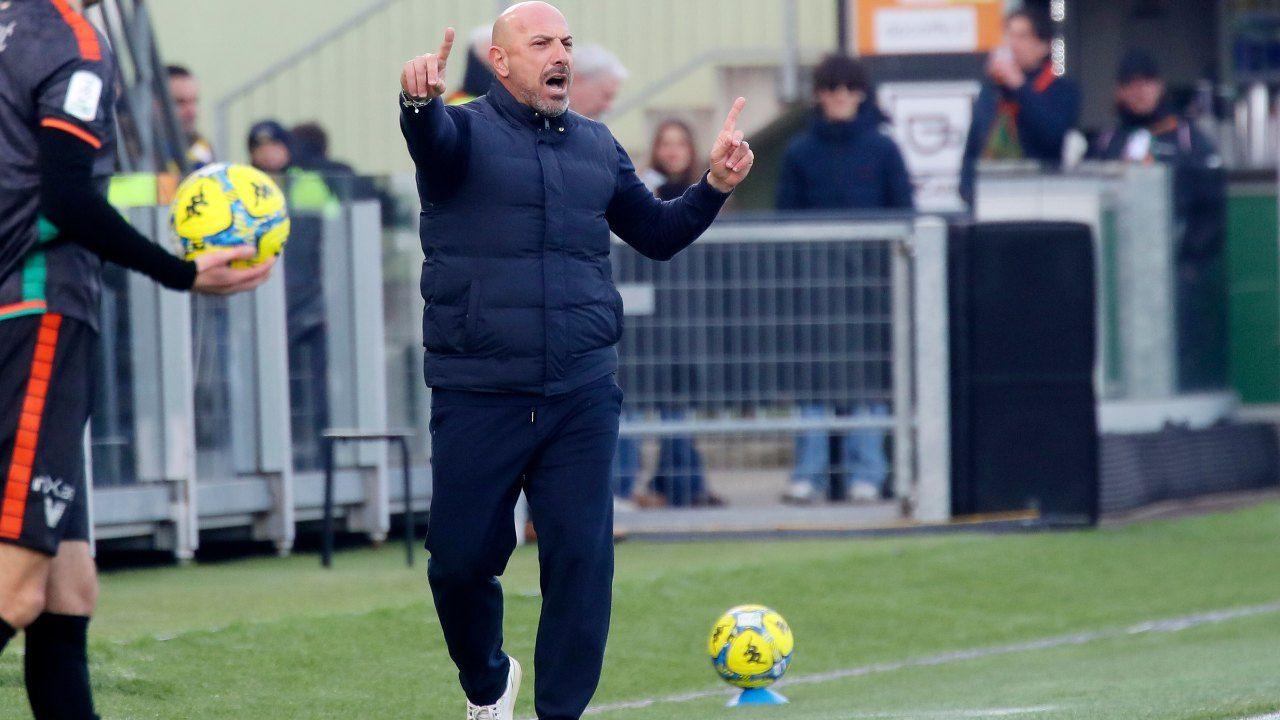Carrarese, ora è ufficiale: si chiude l’era di mister Antonio Calabro ...