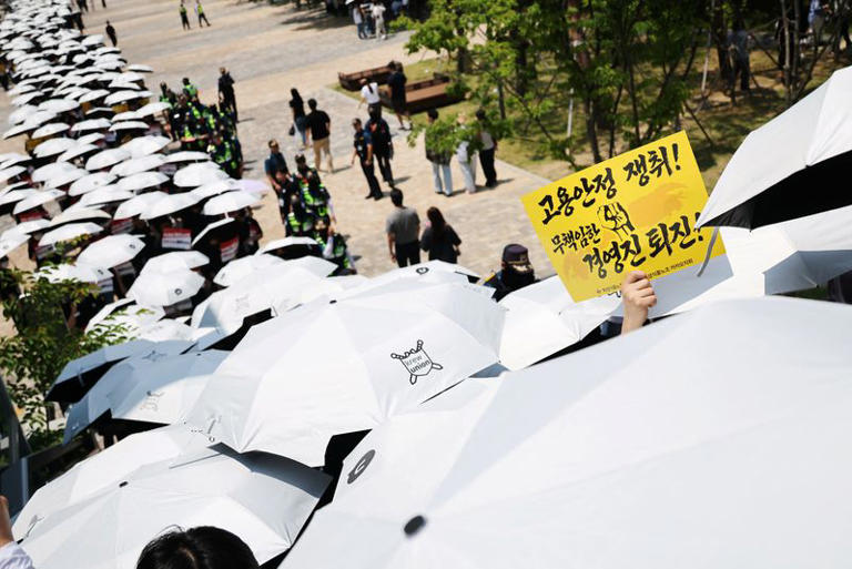 Kakao union stages four-hour strike and rally in South Korea over pay