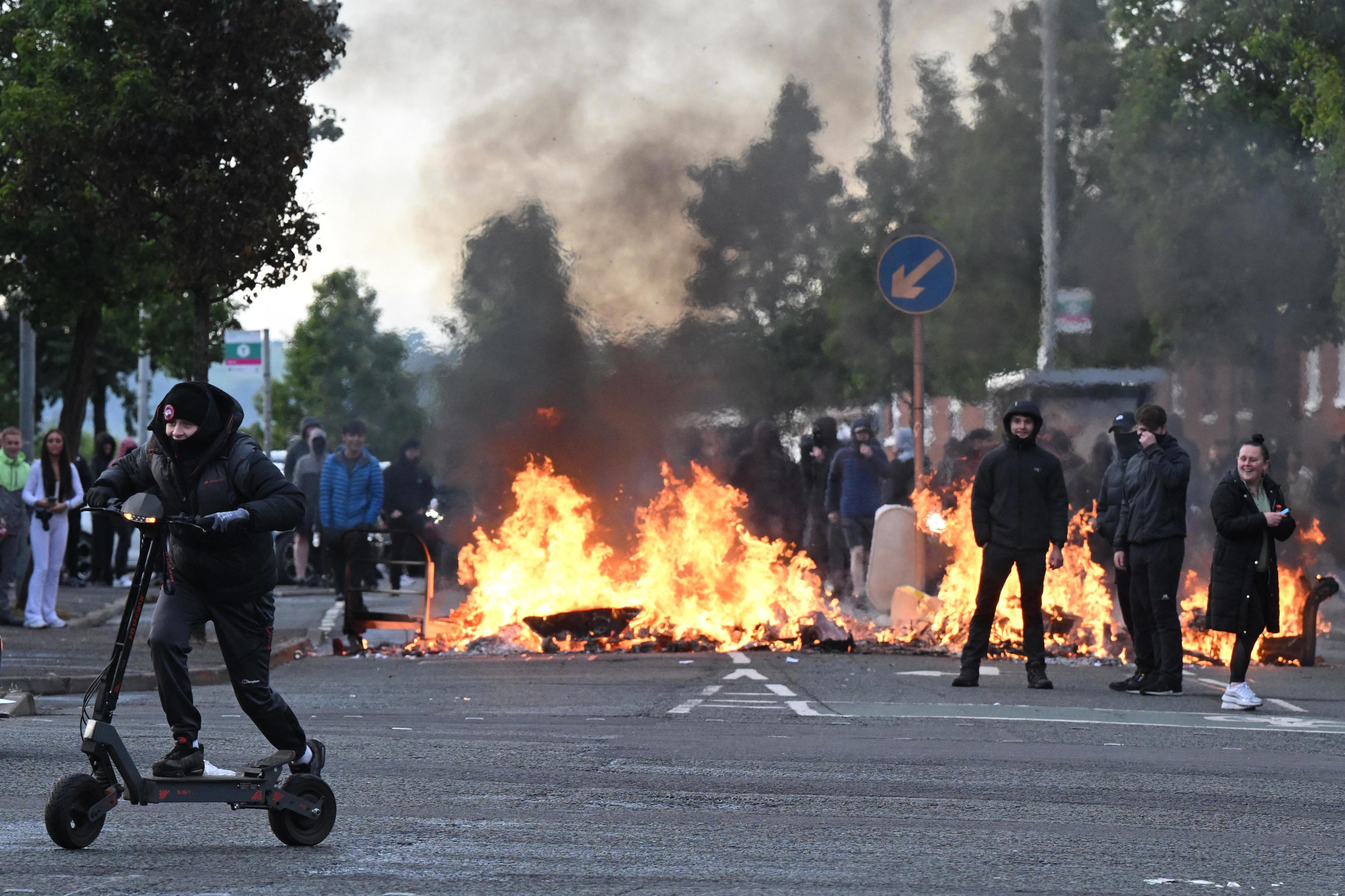 Manifestations, axes routiers bloqués... Vives tensions à Belfast après ...
