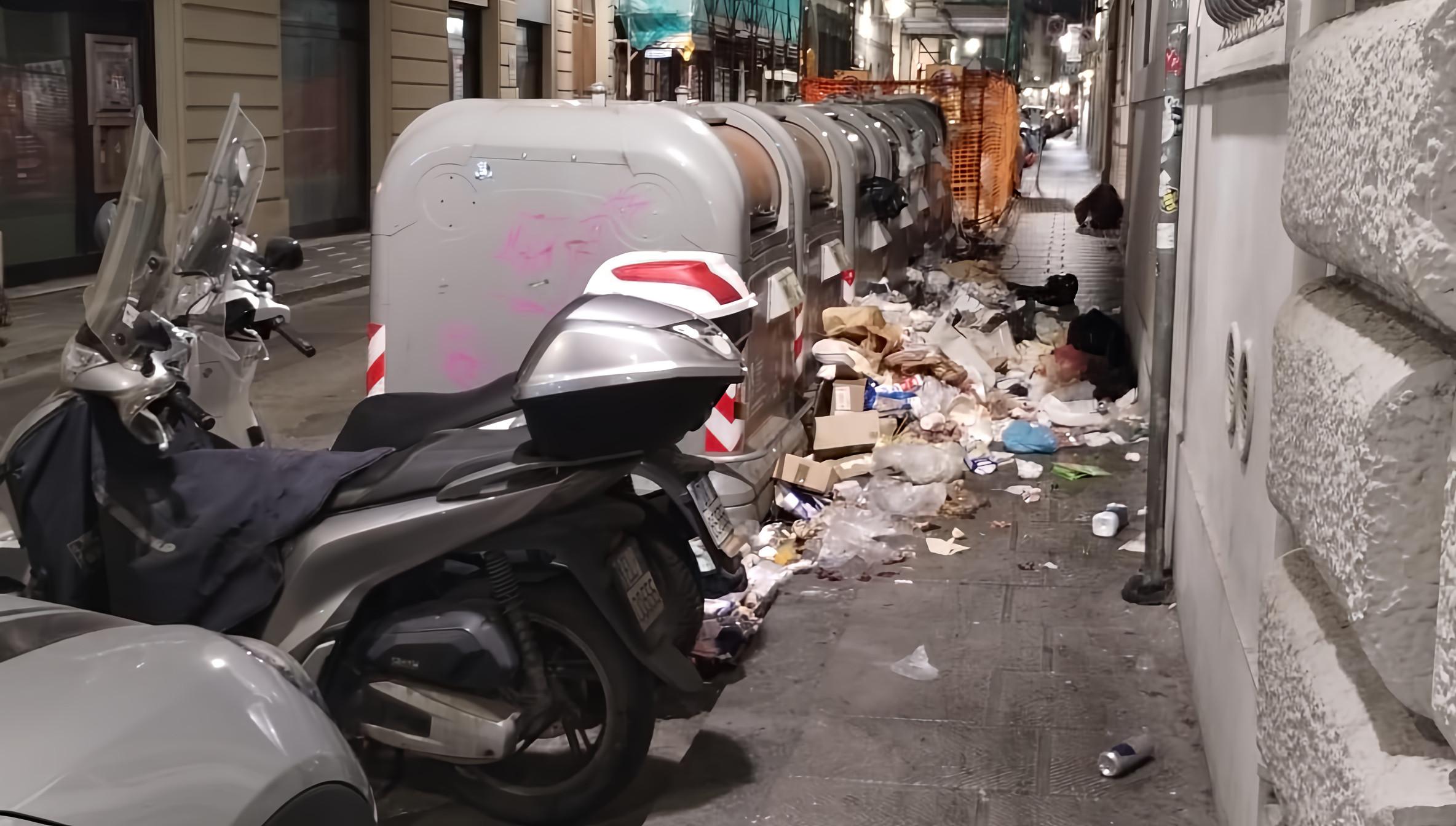 Via Cavour, rifiuti e cattivi odori. I residenti lanciano un SOS: "È ...