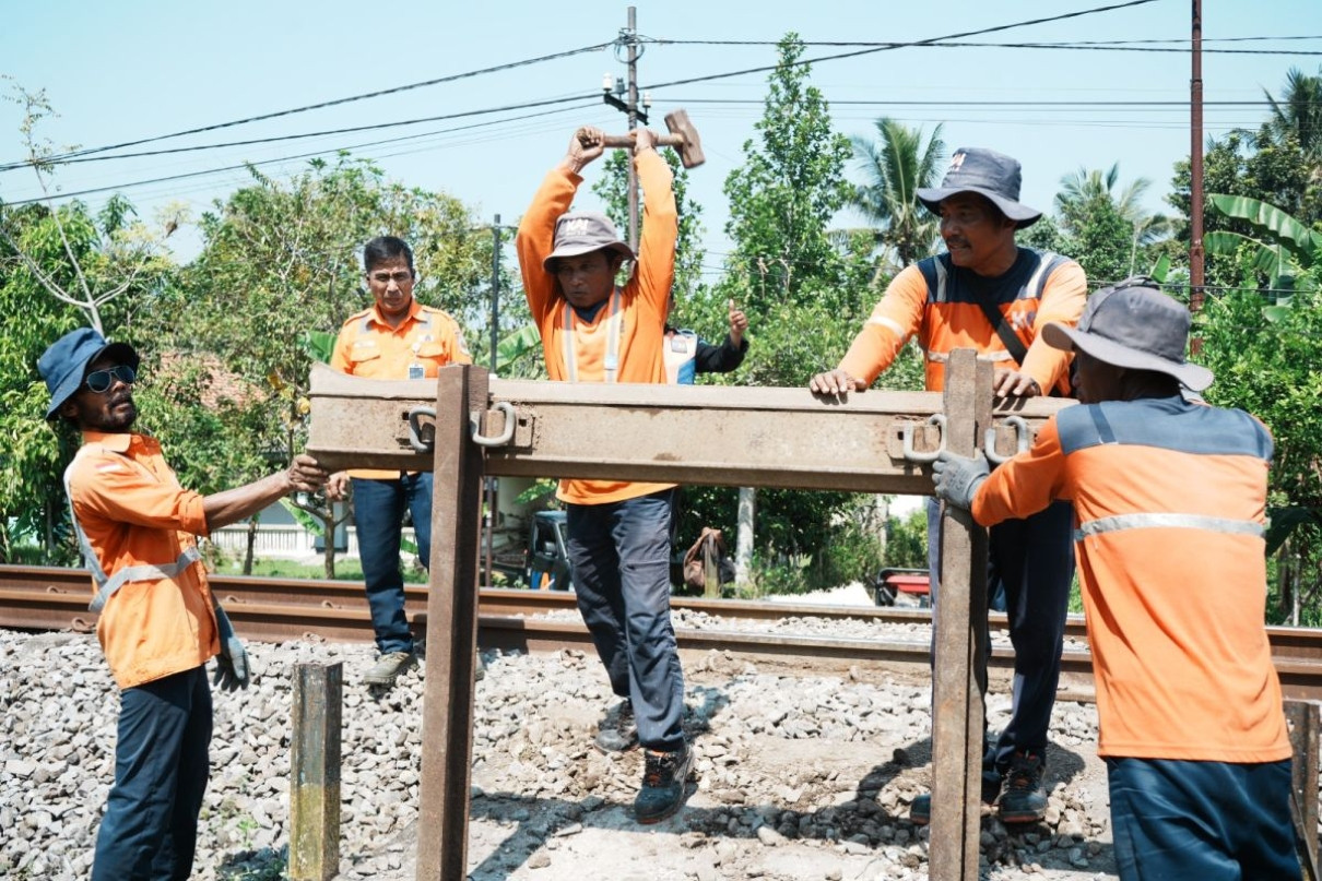 KAI Daop 9 tutup 11 perlintasan liar setelah insiden tiga kecelakaan kereta