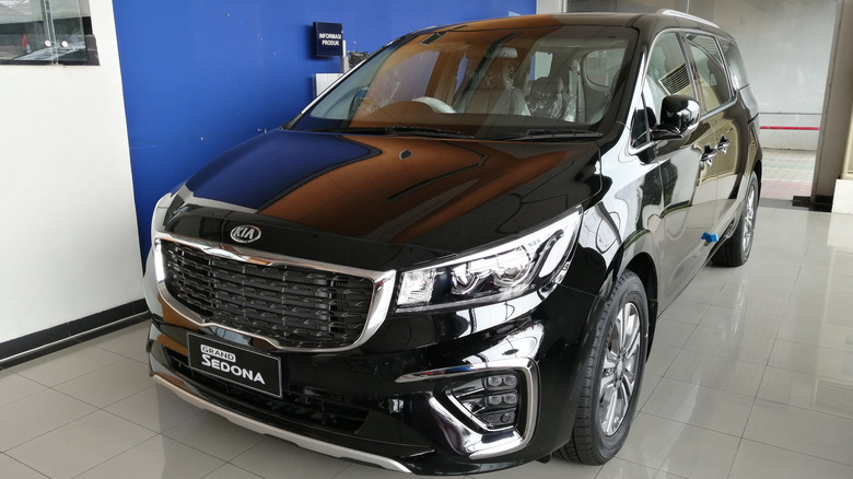 No, the Kia Carnival hasn't been discontinued (but its old nameplate ...