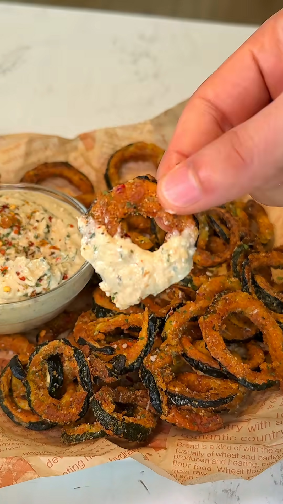 Wie man knusprige Zucchini-Ringe zu Hause macht