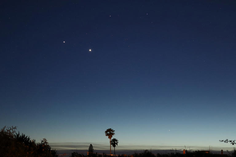Now the crescent moon joins Venus and Jupiter in the evening sky. How ...