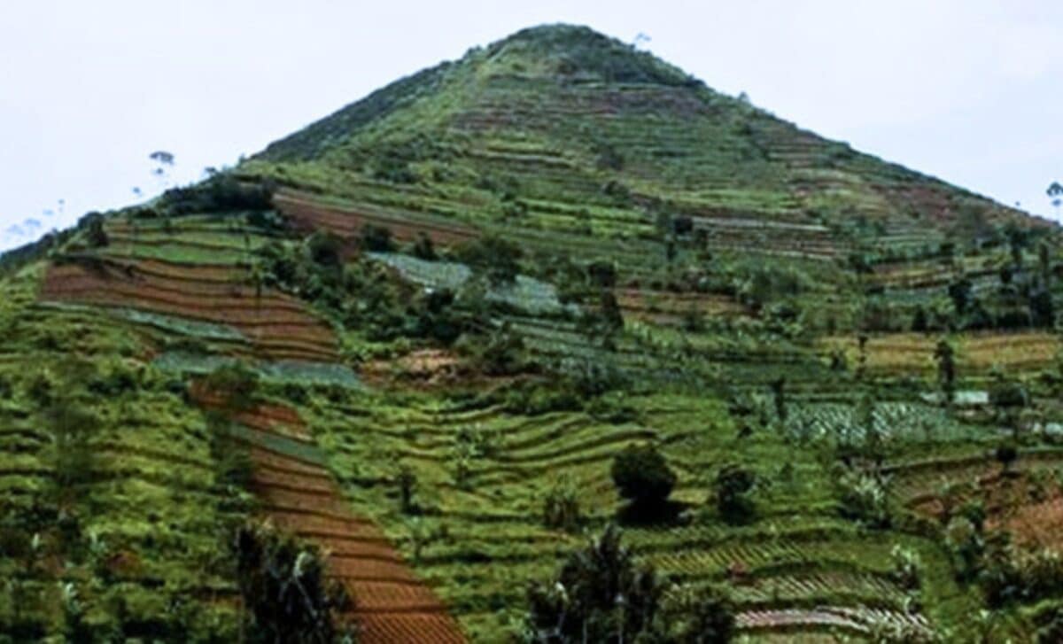 World’s oldest pyramid claim points to a 25,000-year mystery scientists ...