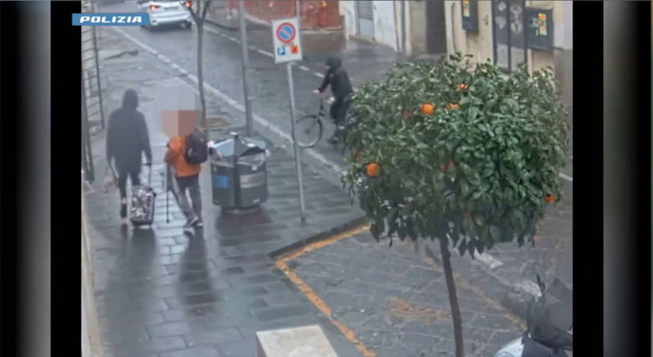 Napoli, banda del buco smascherata: le immagini del colpo nel tunnel ...