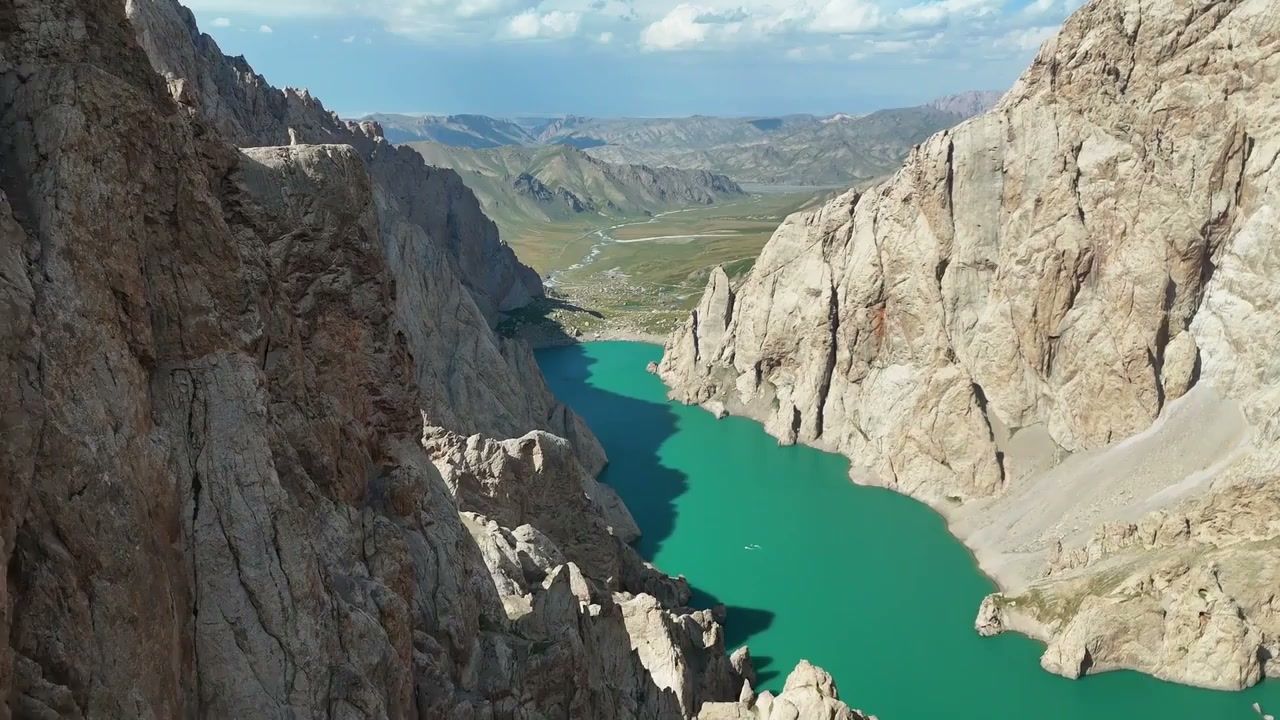Lago Kel Suu, Kirguistán: Un dron explora aguas turquesas ocultas