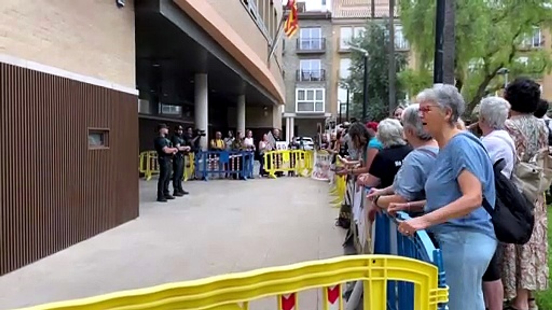 Susana Camarero esquiva a las víctimas de la DANA al entrar a declarar ...