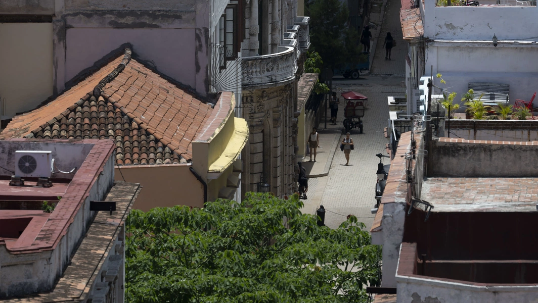 Strong quake off Cuba halts England training in Florida