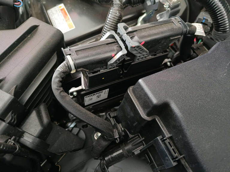 Begini cara aman bersihkan kompartemen mesin Toyota Veloz Hybrid