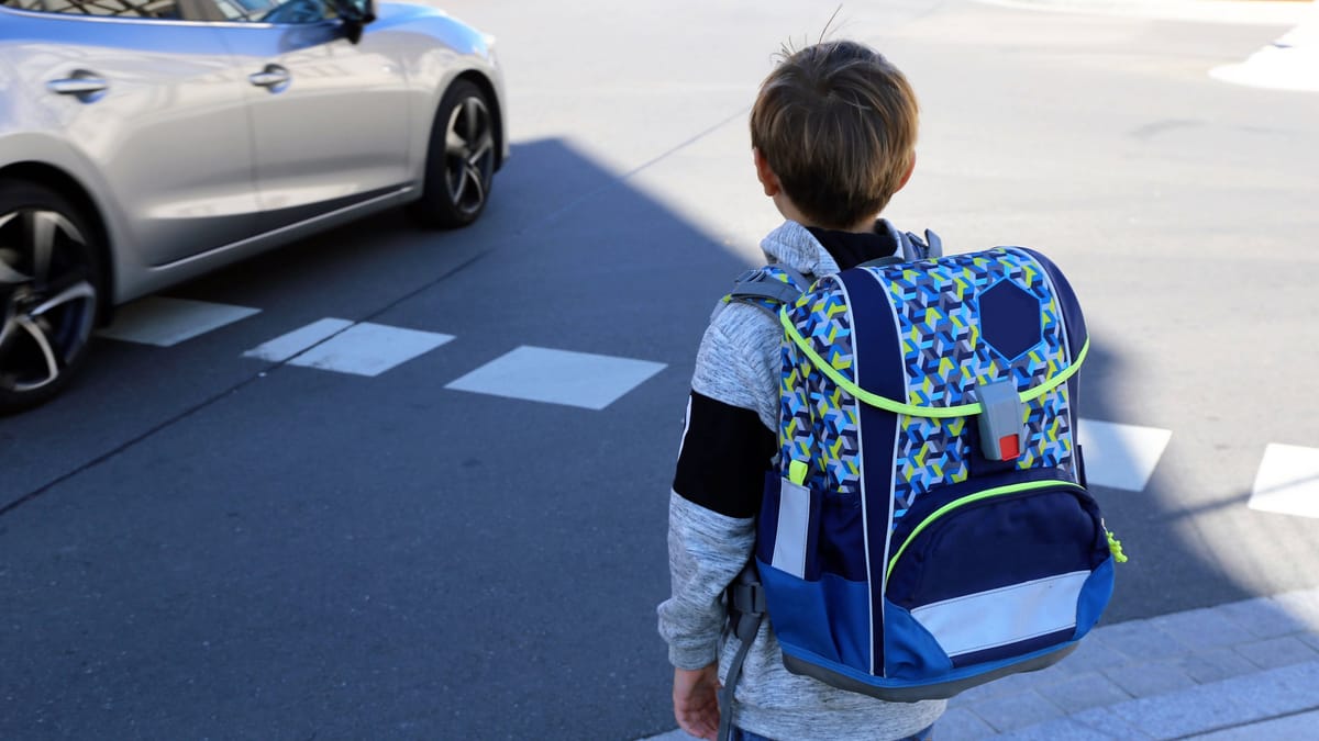Seniorin fährt Kinder vor Schule an