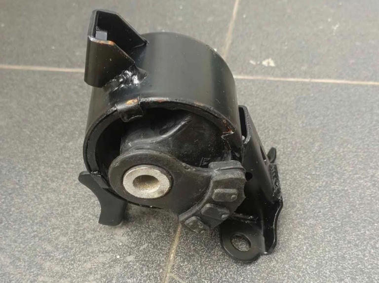 Kenali ciri-ciri engine mounting mobil yang rusak, harus diganti