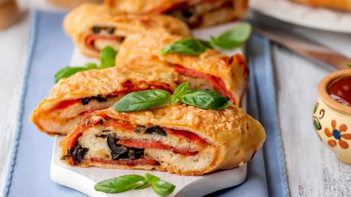 So machst du einen leckeren Pesto-Strudel mit Blätterteig und Mozzarella