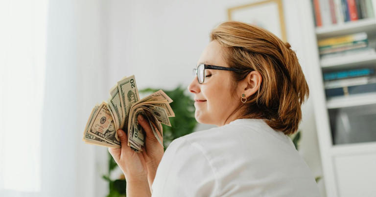10 effortless daily habits that gradually make you smarter with money
