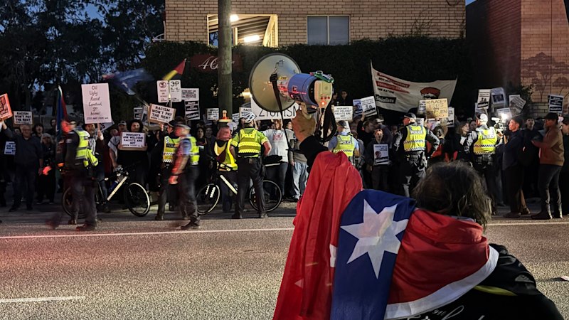 Hanson met by protesters as she flies into Perth for sold-out sundowner