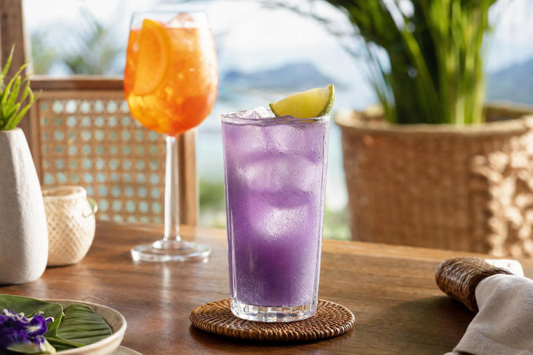 Ce cocktail violet philippin à base de racine sucrée est en train de ...