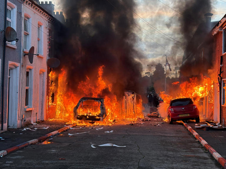 Belfast staat in brand, en de media zeggen niet waarom